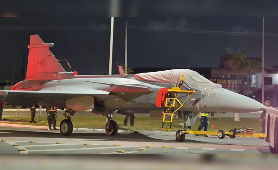 Caça Saab F-39 Gripen matrícula FAB 4111 chega ao Brasil – Radar Aéreo